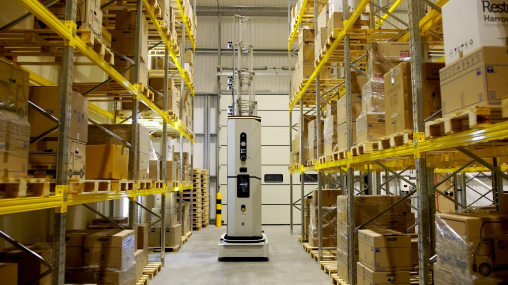 World’s Tallest Autonomous Robot Scans 100,000+ Pallets Daily at Warehouse